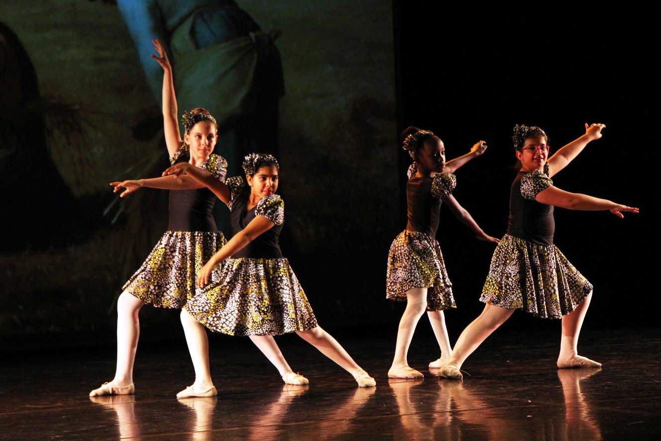 Una quarantena d'alumnes de l'Aula de dansa donen vida al 'Somni de ...